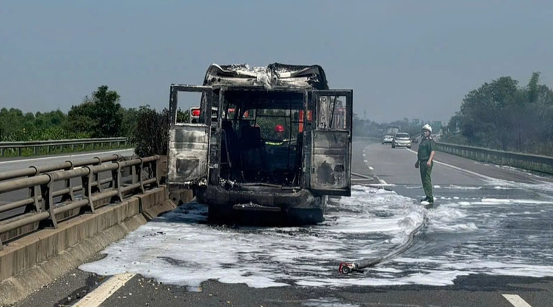 Xe t:ang chở 21 người bốc ch:áy trên cao tốc Nội Bài - Lào Cai